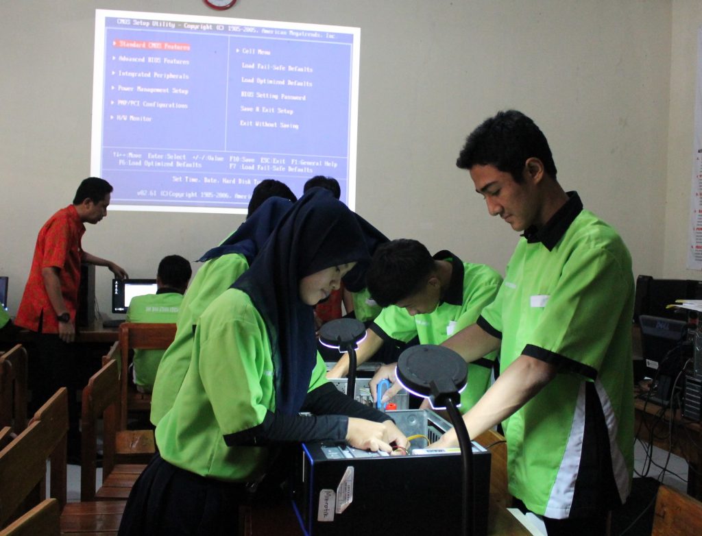 TEKNIK KOMPUTER DAN JARINGAN – SMK BINA UTAMA KENDAL